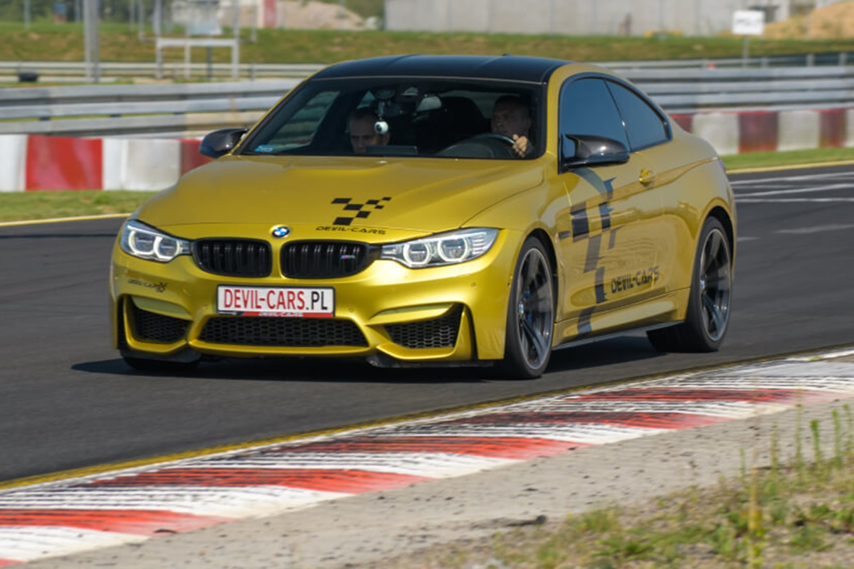 Driving behind the wheel of a BMW M4 on the track (2 laps) 2 laps ...