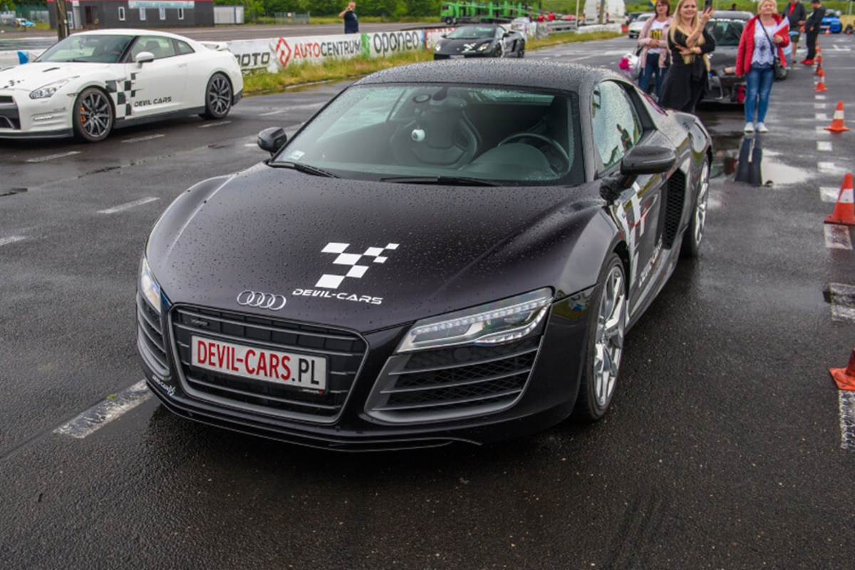 Driving behind the wheel of an Audi R8 V10 on the track (3 laps) 3 laps ...