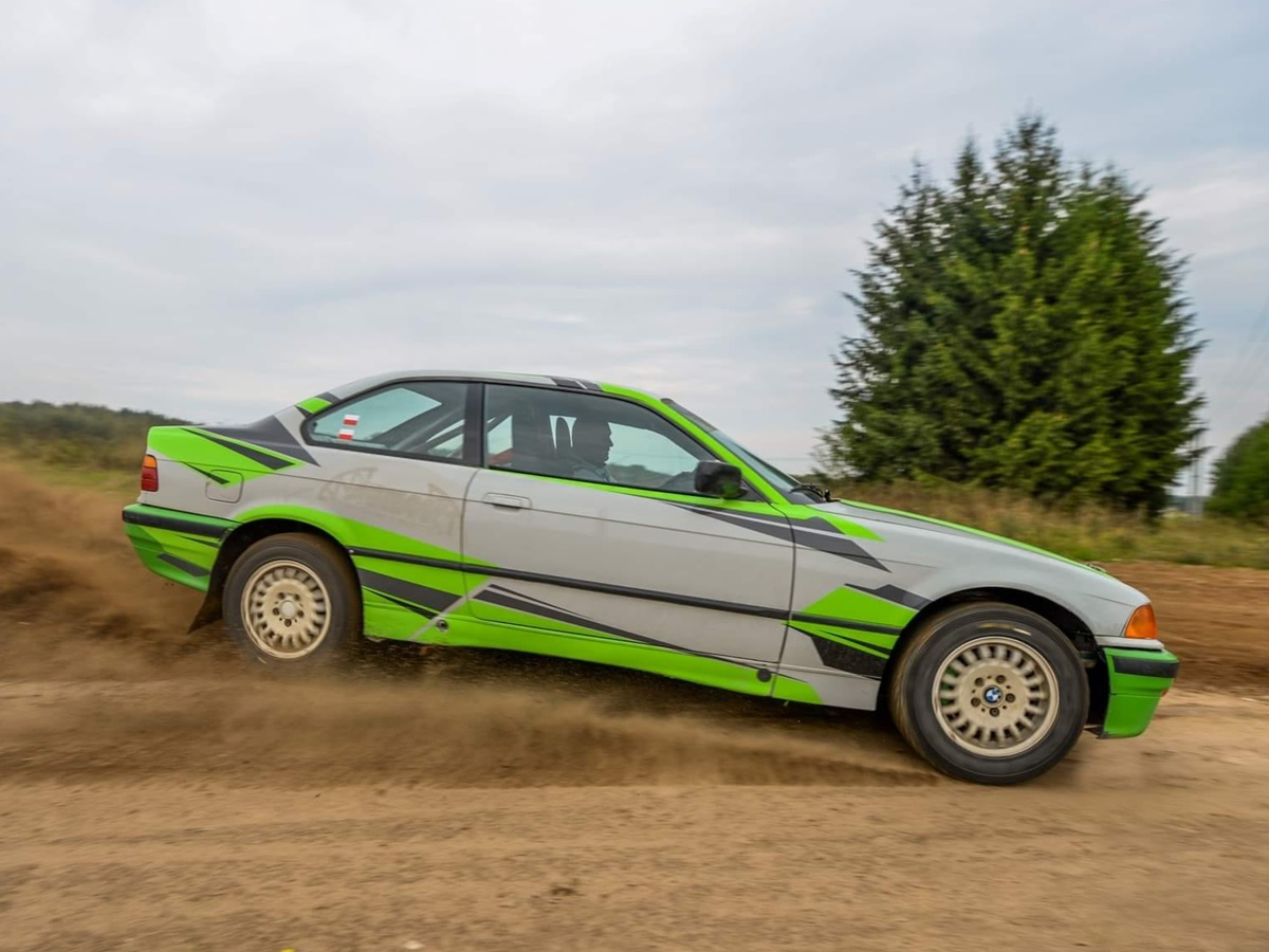 Driving behind the wheel of a BMW E36 on a gravel track (3 laps) 3 ...